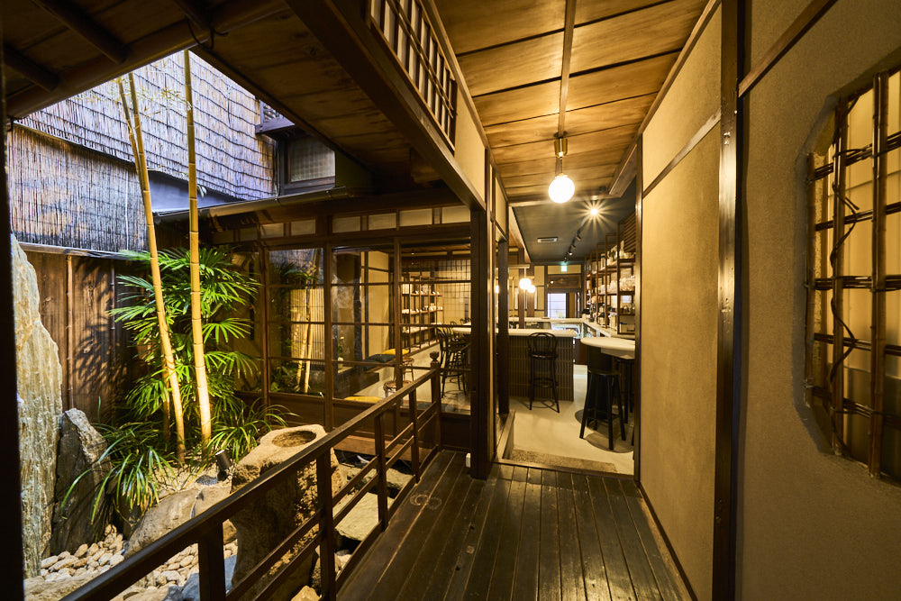 Kyoto guide bar | 観光案内所も併設する一体型バー | SIGHTS KYOTO